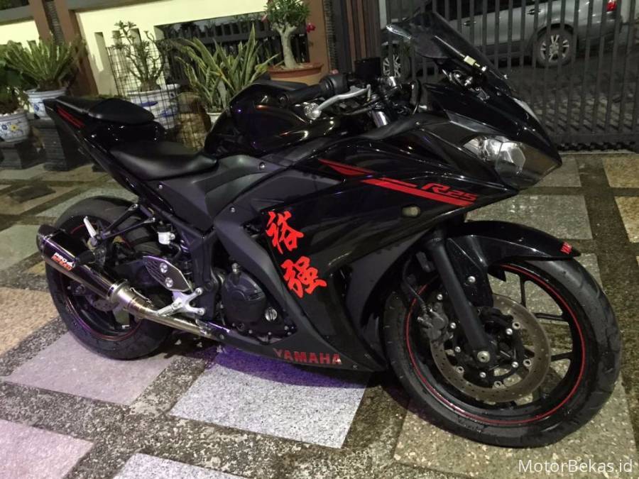 Dijual Motor Yamaha R25 tahun 2014 warna hitam